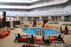 Piscina interna, piscina externa sazonal, espreguiçadeiras