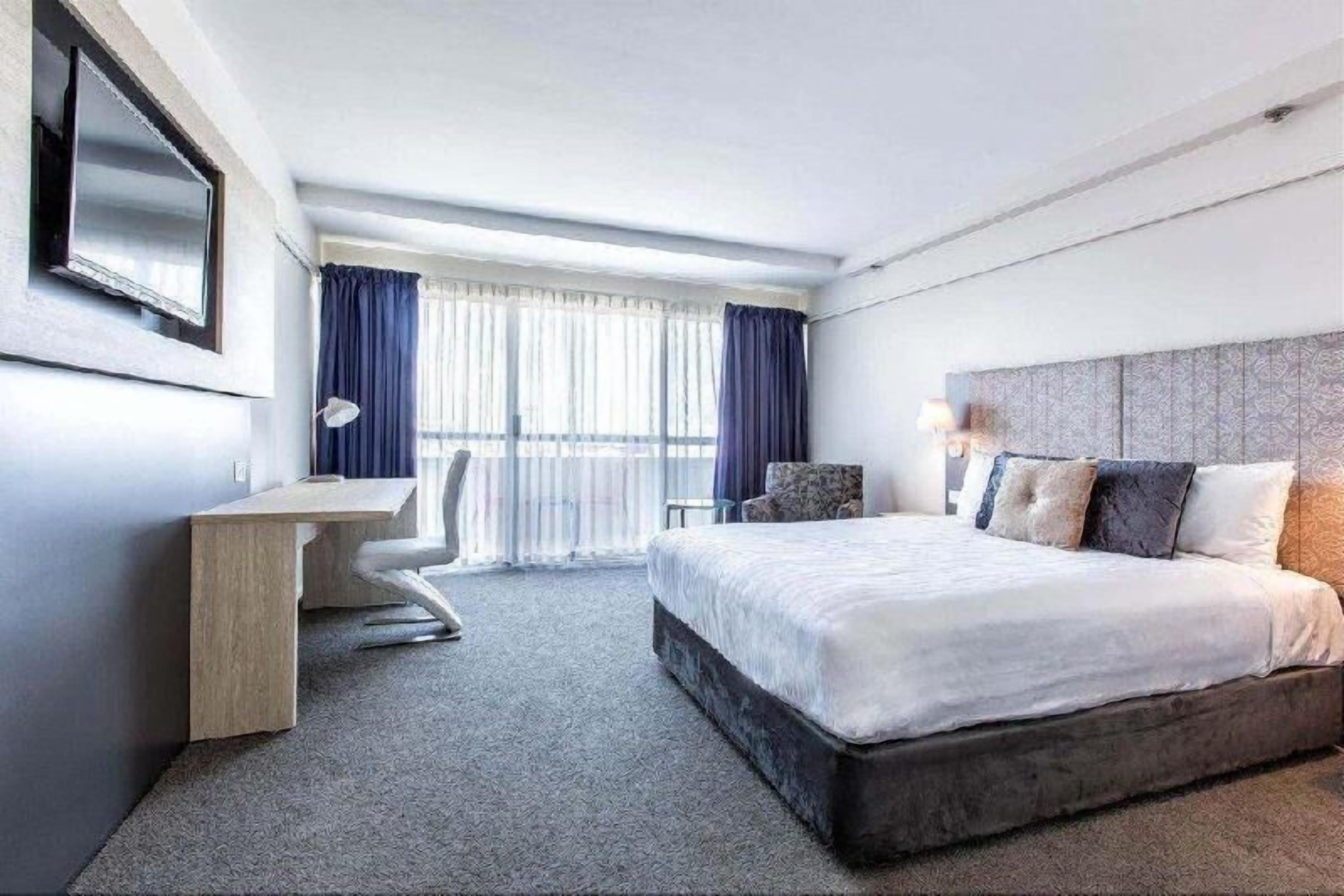 Frigobar, cofres nos quartos, escrivaninha, cortinas blackout