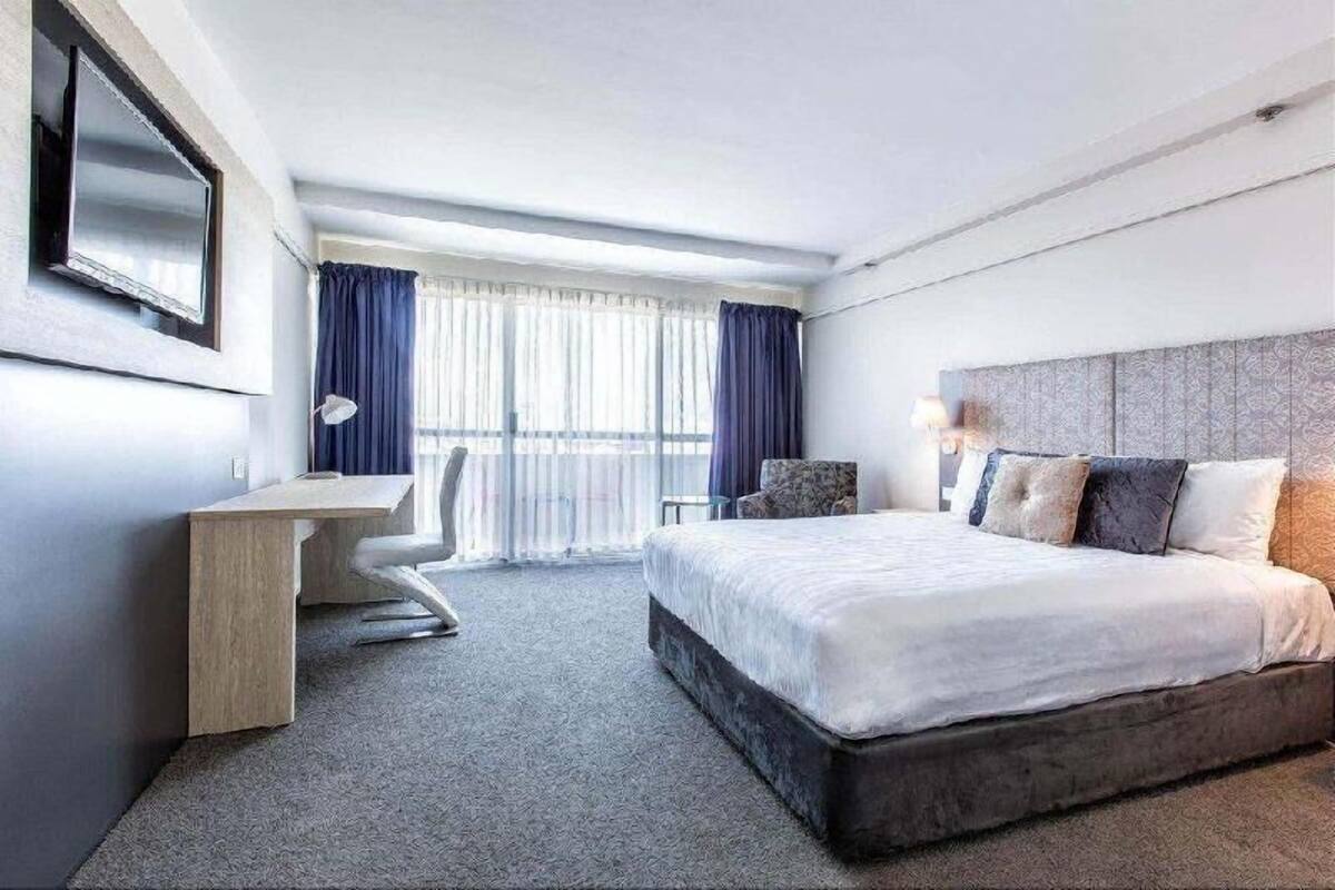 Frigobar, cofres nos quartos, escrivaninha, cortinas blackout