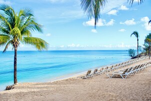 Uma praia privada, espreguiçadeiras, toalhas de praia 