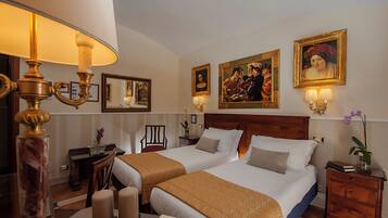 Quarto Duplo ou Twin | Zona de pequenos-almoços | Pequeno-almoço tipo buffet diário (9 EUR por pessoa)