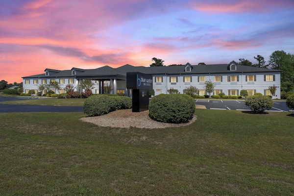 Blue Water Inn & Suites, Bw Signature Collection - Sneads Ferry, NC
