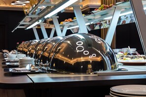 Pequeno-almoço tipo buffet diário (9500 KZT por pessoa)