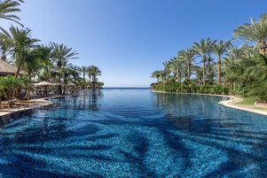 6 piscinas exteriores, guarda-sóis, espreguiçadeiras 