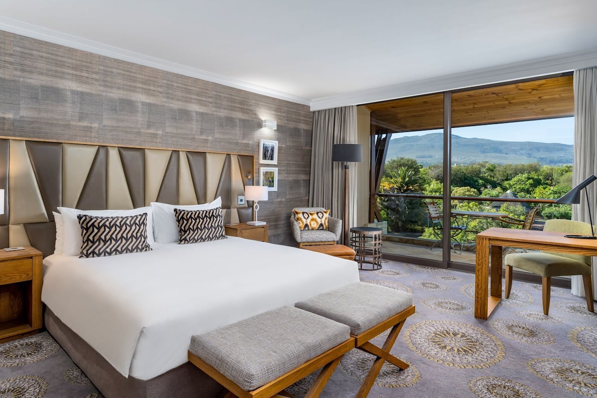 Roupas de cama premium, cofres nos quartos, escrivaninha
