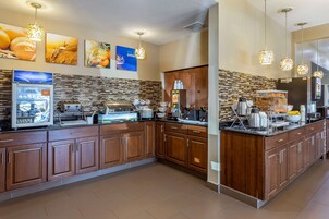 Café da manhã com buffet grátis todos os dias