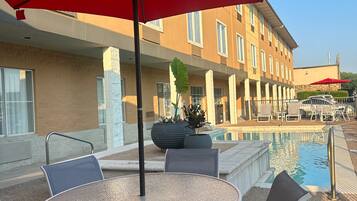 Piscina externa sazonal