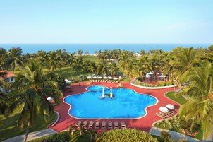 Piscina externa, funciona das 7h30 às 19h30, guarda-sóis
