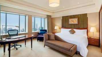 Quarto Deluxe, 1 cama king-size | Roupa hipoalergénica, minibar, cofre com capacidade para portátil