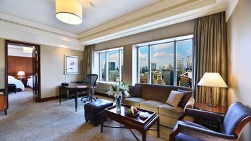 Roupa hipoalergénica, minibar, cofre com capacidade para portátil