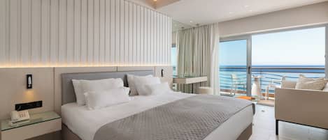 Quarto com design assinado, vista para o mar | Roupas de cama antialérgicas, frigobar, cofres nos quartos, escrivaninha