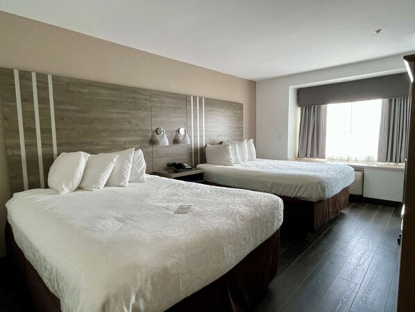 Quarto Standard, 2 camas queen-size, não fumadores | Cofre no quarto, secretária 