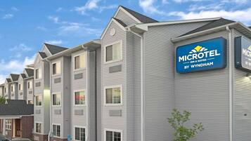 Edifício do Microtel Inn & Suites com placa indicando que pertence à Wyndham.