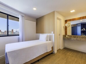 Suite, várias camas, varanda | Minibar, com mobília individualizada, secretária 
