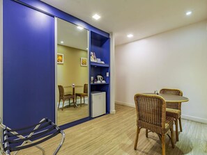 Quarto Standard, 1 cama queen-size | Minibar, com mobília individualizada, secretária 