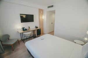 Minibar, cofre no quarto, secretária, quartos insonorizados 