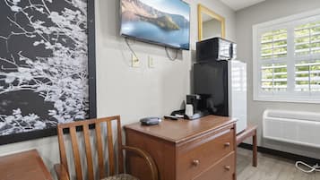 Quarto luxo, 2 camas de casal, para não fumantes | Individualmente decorados, individualmente mobiliados, escrivaninha