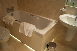 Quarto casal conforto, vista para o mar | Banheiro | Produtos de toalete grátis, secador de cabelo, toalhas de banho