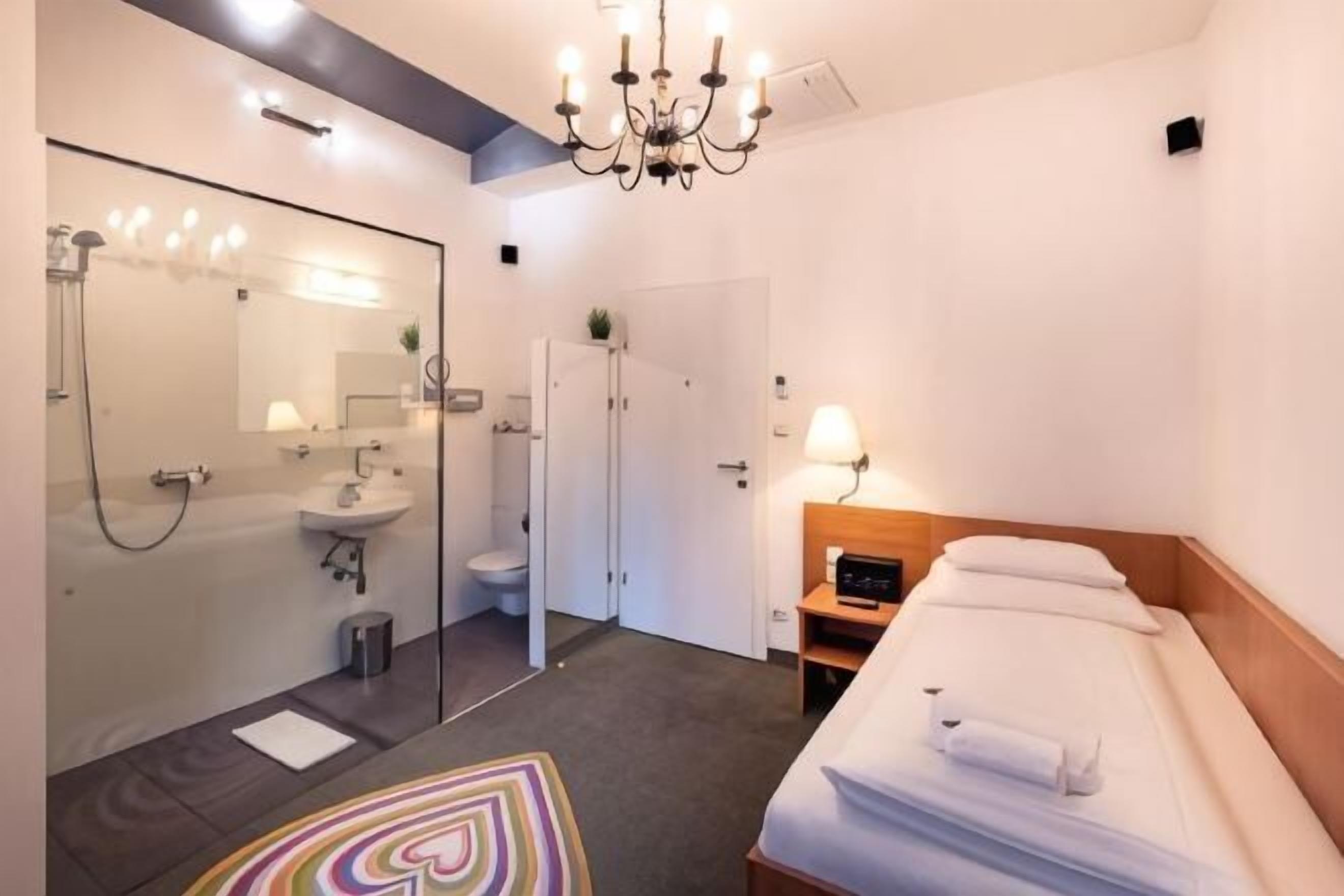 Com decoração personalizada, com mobília individualizada 