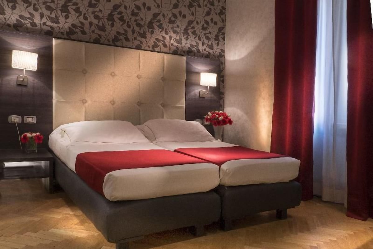 Roupa de alta qualidade, edredões de penas, minibar 