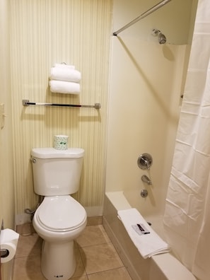 Quarto Básico, 1 cama king-size, frigorífico | Camas de colchão pillowtop, Wi-fi grátis