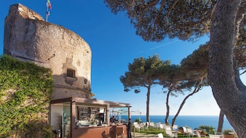 Este bar no terraço do hotel, com vista para o oceano