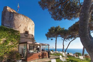 Bar na cobertura, vistas para o mar, aberto todos os dias