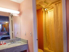 Quarto, 1 cama king-size | Casa de banho | Artigos de higiene pessoal grátis, toalhas fornecidas 