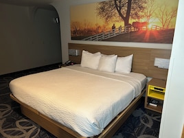 Quarto Empresarial, 1 cama king-size e sofá-cama | Secretária, ferro/tábua de engomar, berços/camas para crianças