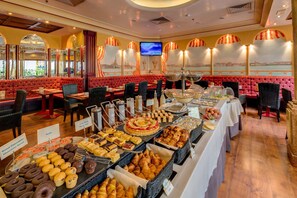 Pequeno-almoço tipo buffet diário mediante uma taxa 