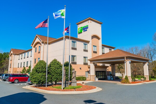 Holiday Inn Express & Suites Albermarle By Ihg - New London, NC
