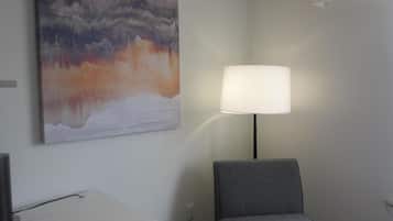 Edredões de penas, cofre no quarto, secretária