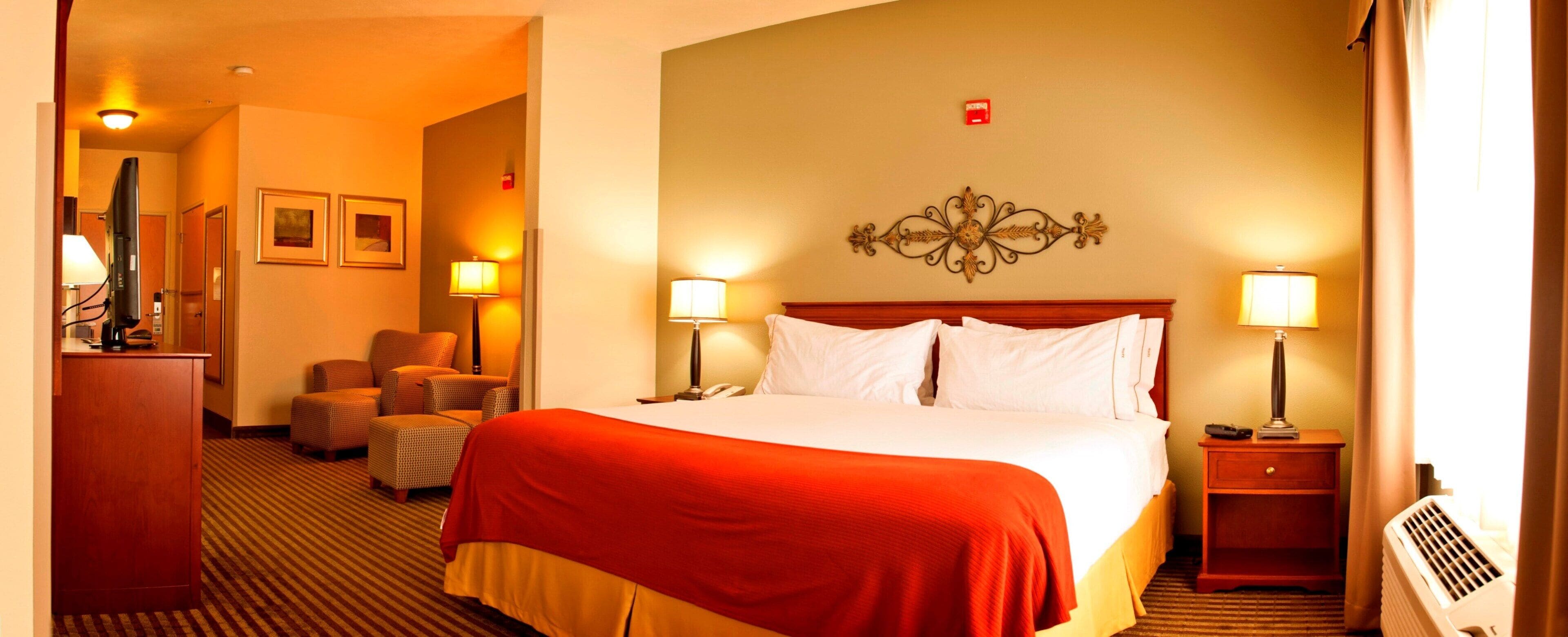 Escrivaninha, cortinas blackout, ferros/tábuas de passar roupa