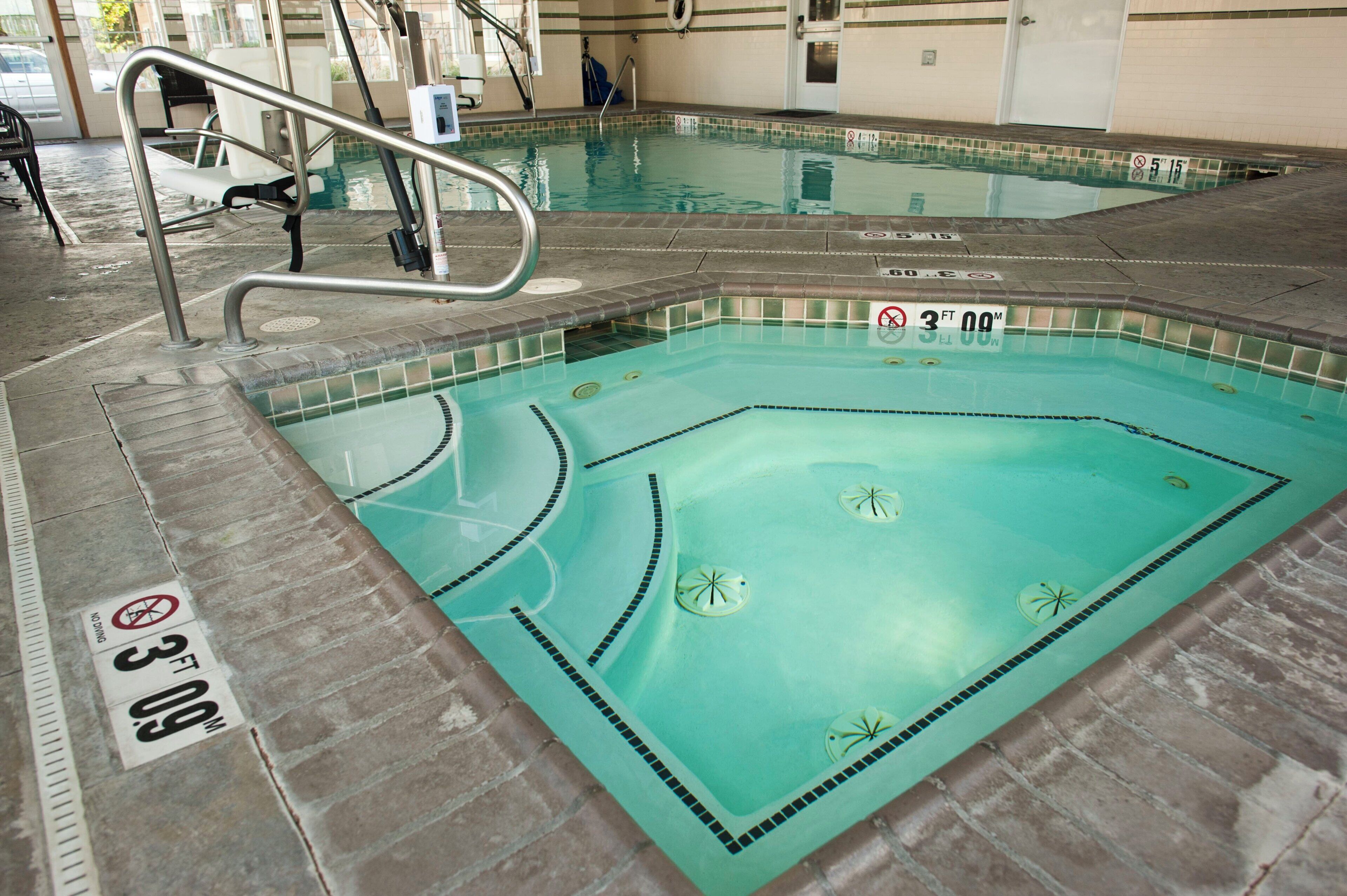 Piscina com marcação de profundidade de 3 pés e placa de proibição de mergulho.