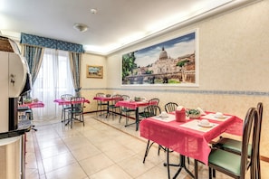 Pequeno-almoço continental diário (8 EUR por pessoa)