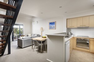 Apartamento, 3 quartos | Cozinha privada | Um frigorífico, um micro-ondas, uma chaleira elétrica 