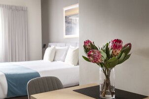 Estúdio | Secretária, ferro/tábua de engomar, berços/camas para crianças 