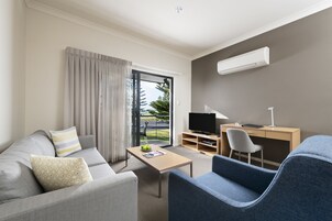 Apartamento, 1 quarto | Sala | Televisor LCD