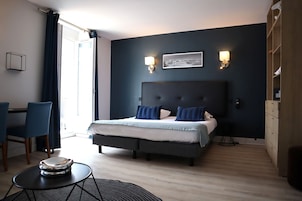 Roupas de cama premium, frigobar, cofres nos quartos, escrivaninha