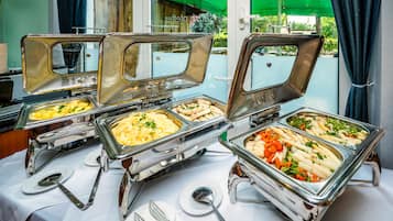 Uma mesa de buffet com várias estações de serviço de comida.