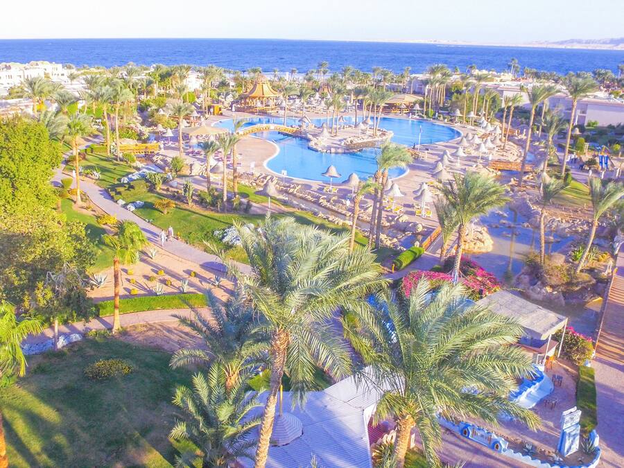 3 piscinas exteriores, guarda-sóis, espreguiçadeiras