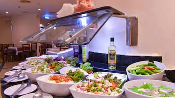 4 restaurantes, almoços servidos, cozinha internacional