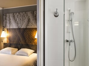 Quarto casal premium, 1 cama de casal | Cofres nos quartos, escrivaninha, quartos à prova de som