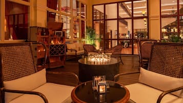 Este bar no lobby do hotel, com vista para o jardim, aberto diariamente