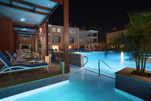3 piscinas externas, guarda-sóis, espreguiçadeiras