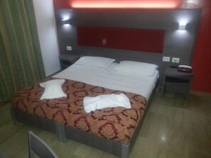 Quarto Duplo ou Twin Standard | Cofre no quarto, secretária 