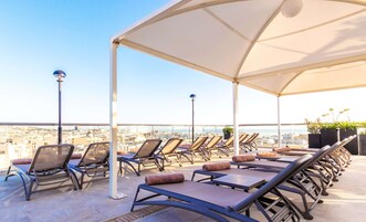 Piscina interna, piscina externa, espreguiçadeiras