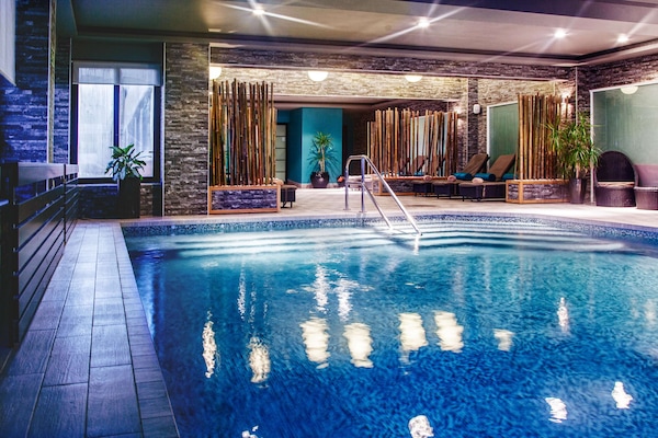 Piscina interna, piscina externa, espreguiçadeiras