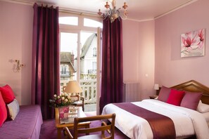 Frigobar, cofres nos quartos, individualmente decorados, escrivaninha