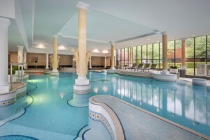 Piscina interna, funciona das 7h às 21h30, espreguiçadeiras